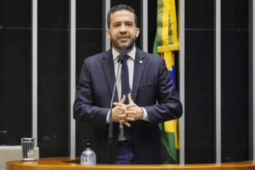 Janones diz que “vale tudo para salvar a democracia”